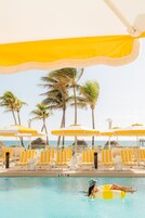 Piscina externa, guarda-sóis, espreguiçadeiras