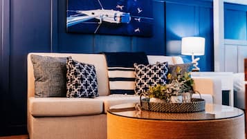 Quarto júnior, 1 cama King e sofá-cama, geladeira e micro-ondas | Área de estar | TV de tela plana 55 polegadas com canais a cabo, TV, Netflix