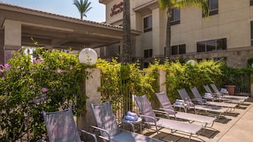 Terraço com espreguiçadeiras