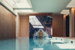 Piscina interna, funciona das 7h às 22h, espreguiçadeiras