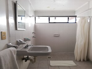 Quarto Standard | Casa de banho | Um polibã, toalhas fornecidas, sabão, champô 