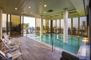 Piscina interna, espreguiçadeiras