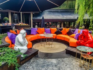 6 restaurantes, com serviço de almoço e jantar; culinária internacional