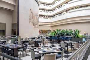 2 restaurantes: servem pequenos-almoços, almoços e jantares