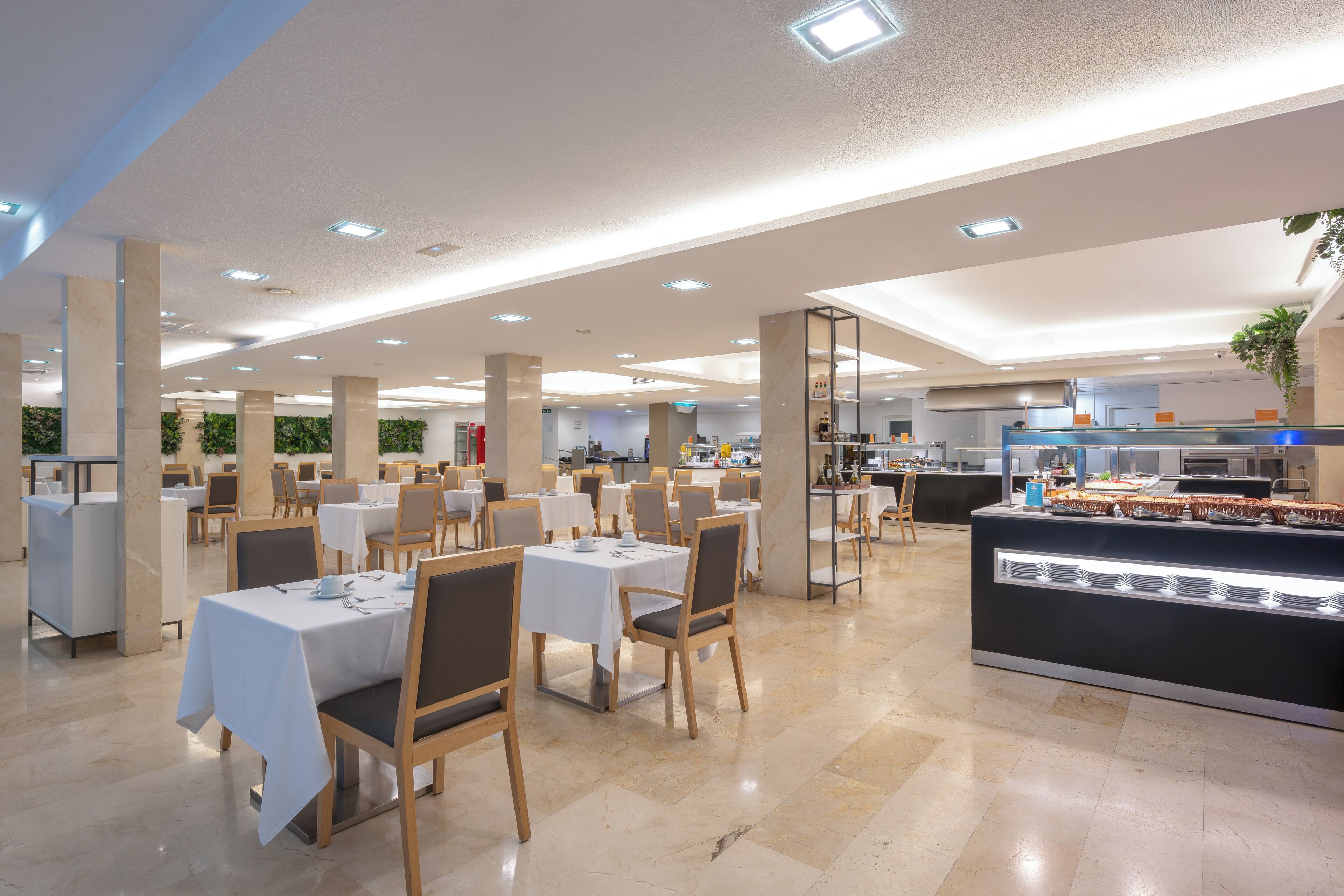 Pequeno-almoço tipo buffet diário (12 EUR por pessoa) 