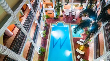 Piscina interior, piscina exterior