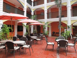 3 restaurantes: servem pequenos-almoços, almoços, jantares e brunches