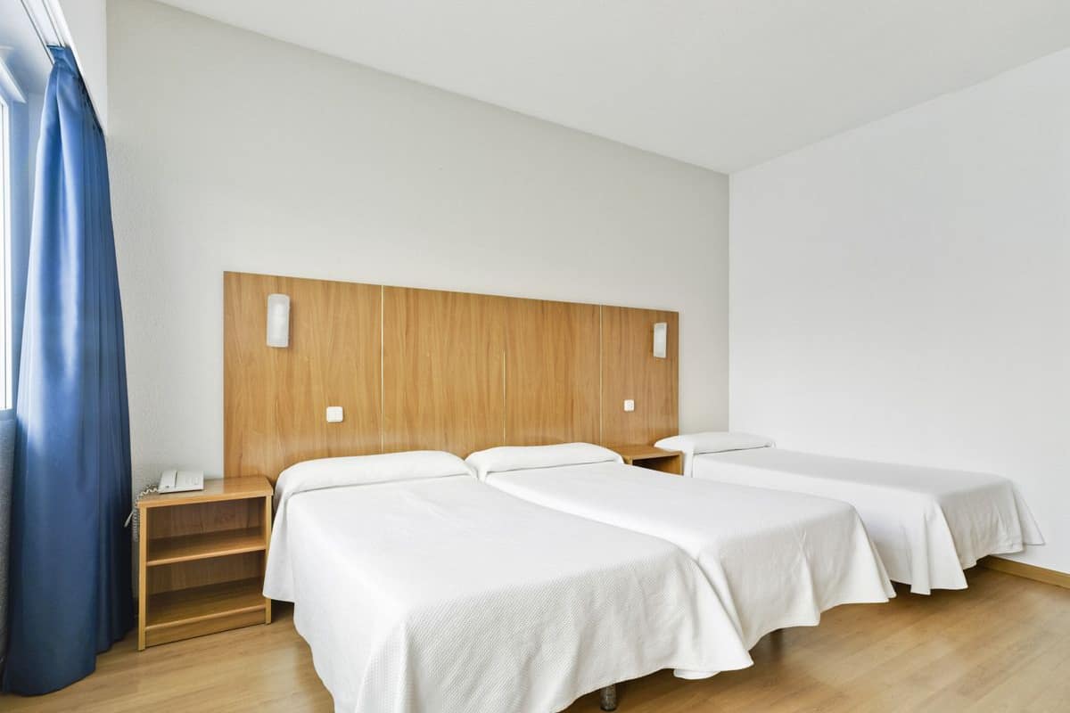 Quarto Triplo | Cofre no quarto, secretária, cortinas/cortinados opacos