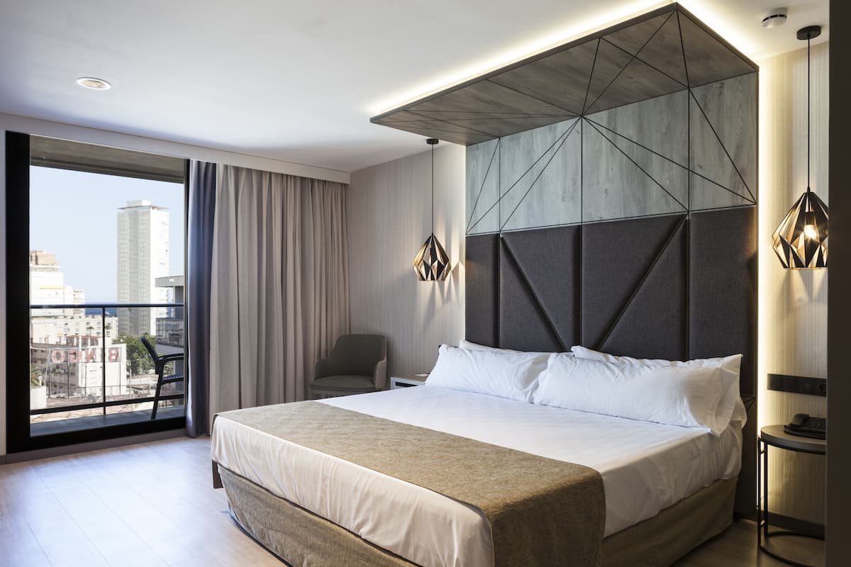 Quarto Duplo | Cofre no quarto, secretária, cortinas/cortinados opacos