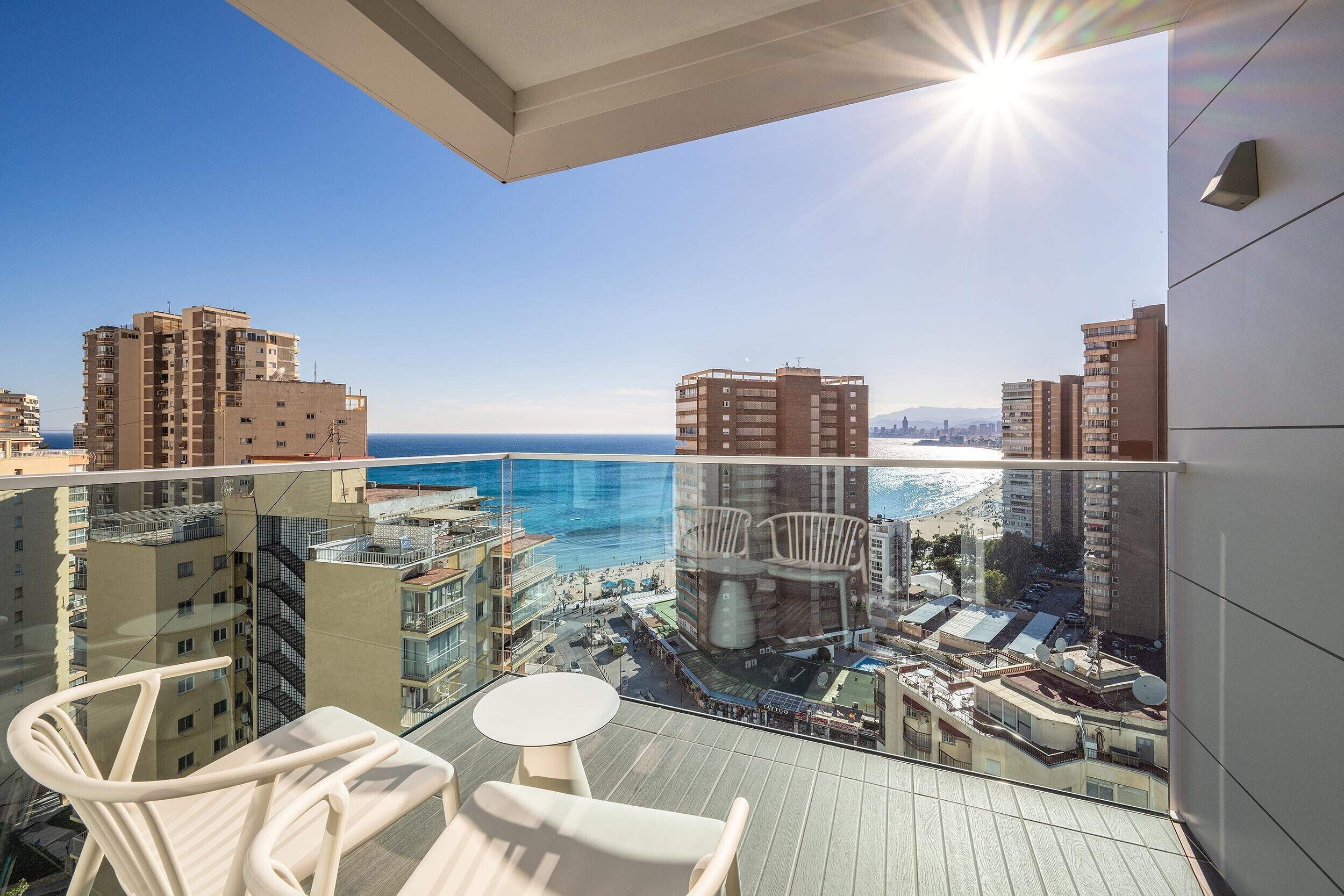 Uma varanda com vista para o mar e edifícios.
