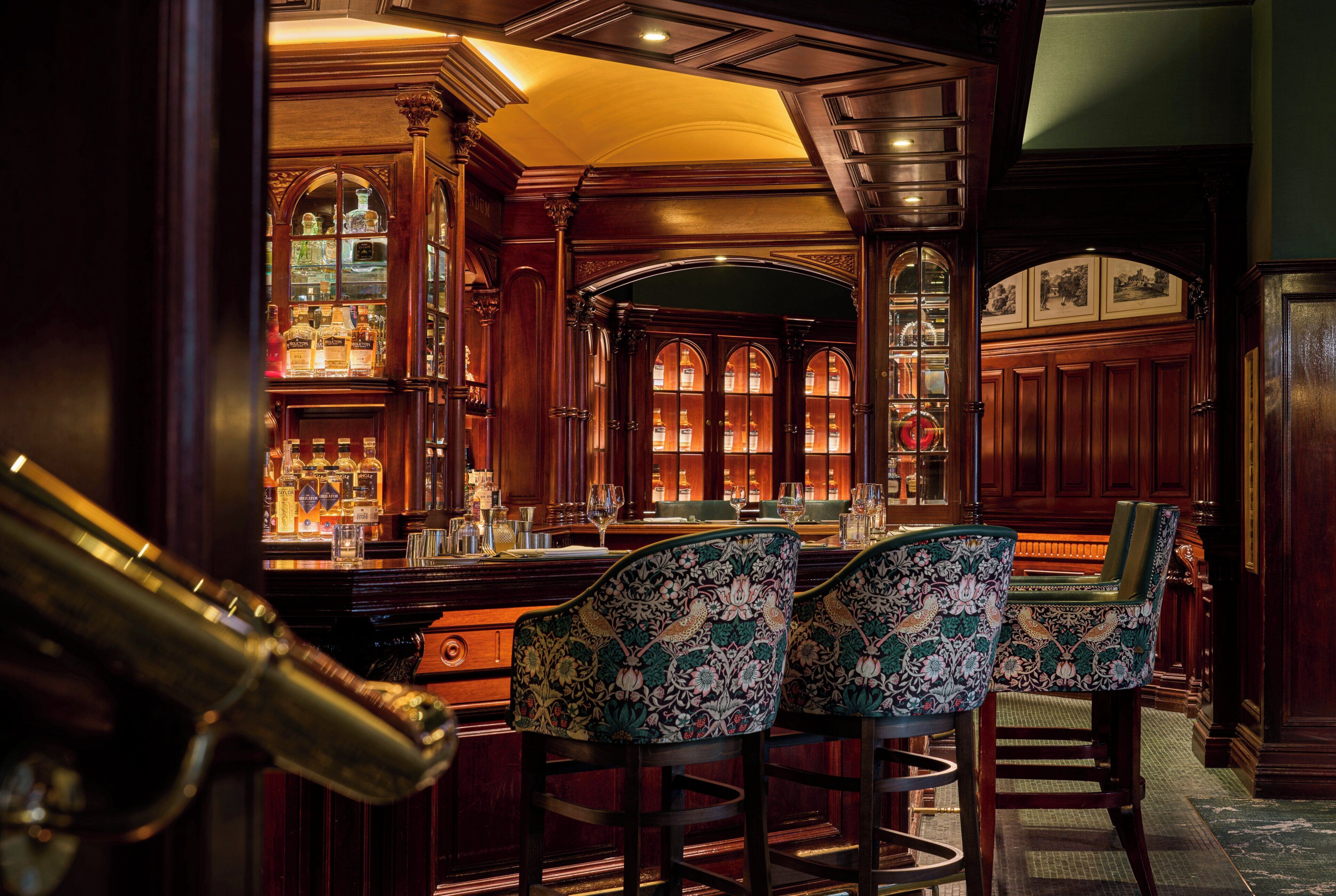 Com vista para o jardim, serve almoços e jantares 