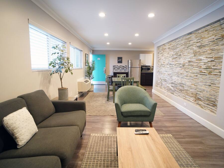 Apartamento Familiar | Sala de estar | Televisor de ecrã plano de 32 polegadas com canais por cabo, televisor