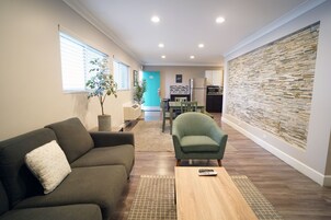 Apartamento Familiar | Sala de estar | Televisor de ecrã plano de 32 polegadas com canais por cabo, televisor