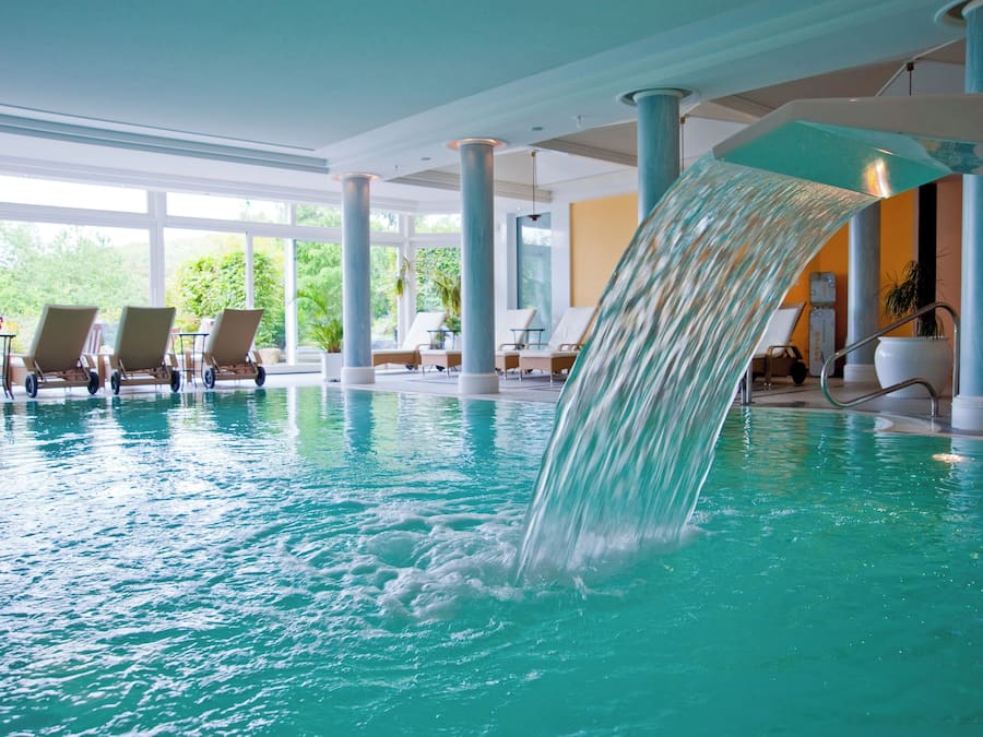 Piscina interior, piscina exterior, espreguiçadeiras