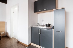 Estúdio Standard, 1 cama king-size, varanda, no edifício anexo (Converts to 2 Twin Beds) | Cozinha privada | Uma cafeteira/bule, uma chaleira elétrica
