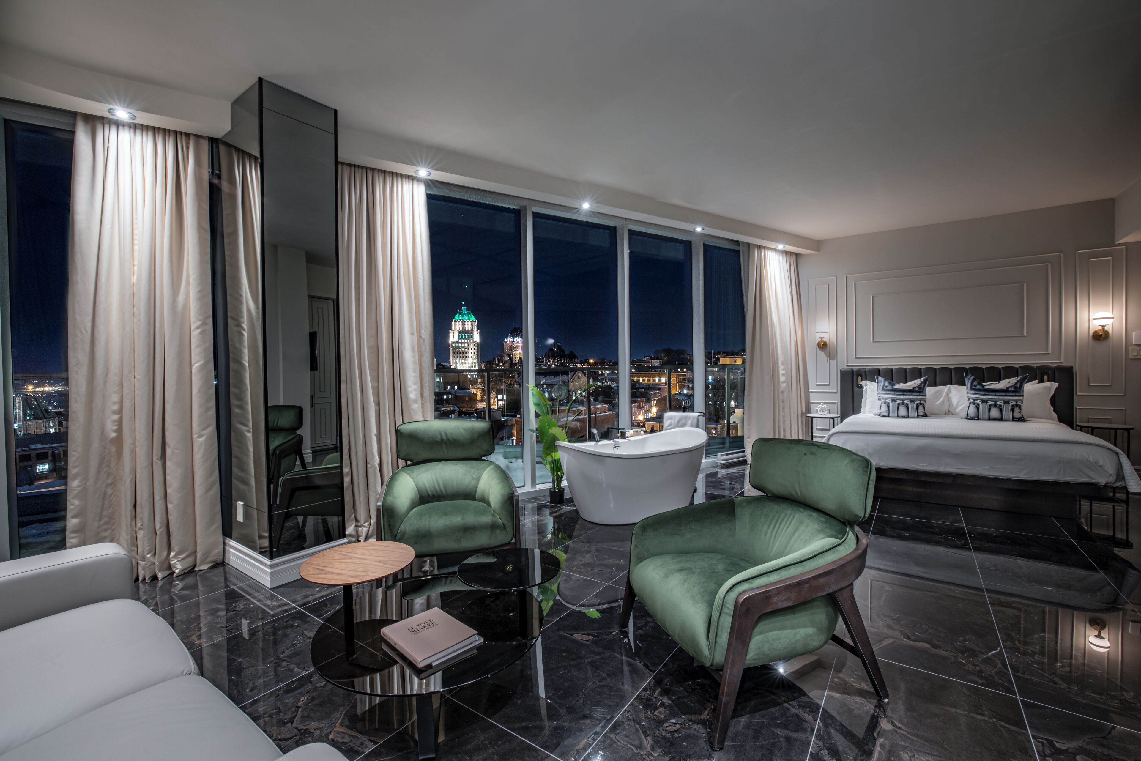 Penthouse 9e Ciel | Roupas de cama premium, frigobar, cofres nos quartos, escrivaninha