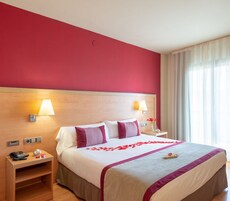 Escrivaninha, cortinas blackout, quartos à prova de som