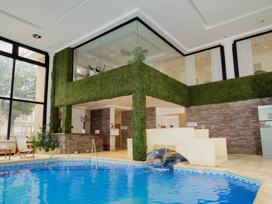 Piscina interna, funciona das 10h às 22h, espreguiçadeiras