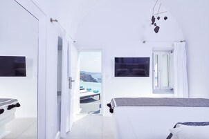 Suite Sea View with Indoor Jetted Tub | Roupas de cama antialérgicas, frigobar, cofres nos quartos