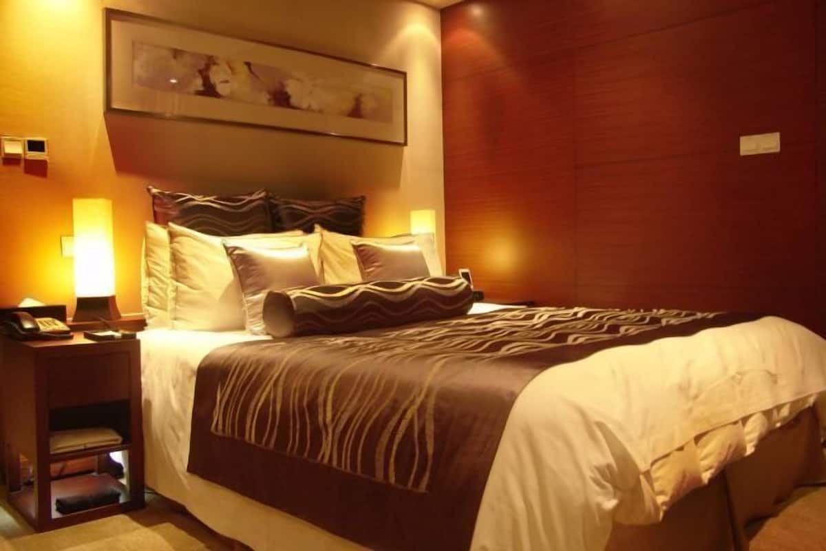 Minibar, cofre no quarto, secretária, ferro/tábua de engomar 