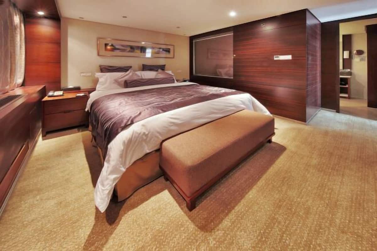 Minibar, cofre no quarto, secretária, ferro/tábua de engomar 