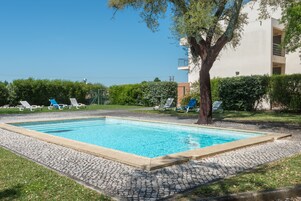 Piscina exterior sazonal, espreguiçadeiras 