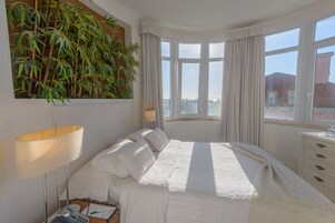 Quarto Duplo Standard | Cofre no quarto, secretária, cortinas/cortinados opacos 