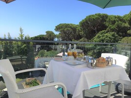 Pequeno-almoço continental diário (10 EUR por pessoa) 