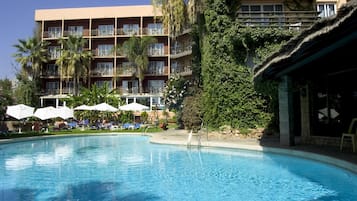 Piscina exterior, guarda-sóis, espreguiçadeiras