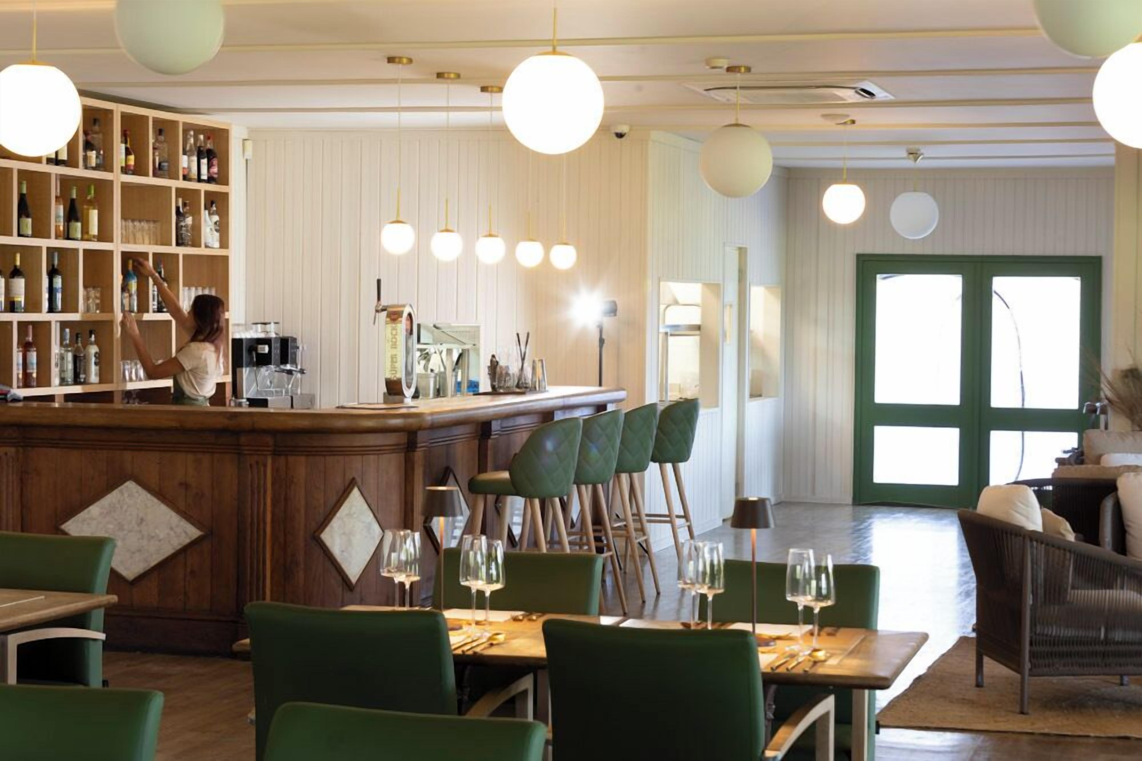 2 restaurantes, é servido café da manhã