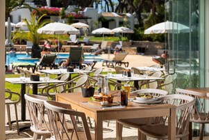 2 restaurantes: servem pequenos-almoços, almoços e jantares