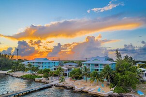 Fachada do alojamento (tarde/noite)