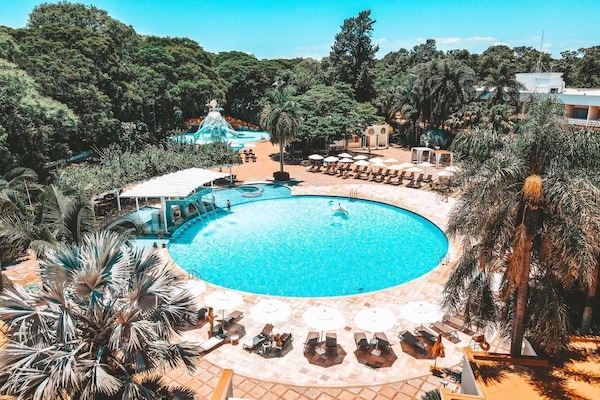 Piscina interna, piscina externa, guarda-sóis, espreguiçadeiras