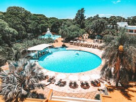 Piscina interna, piscina externa, guarda-sóis, espreguiçadeiras