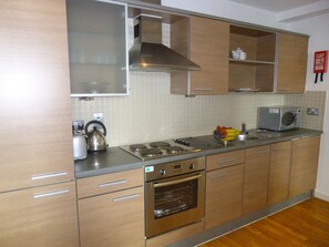 Geladeira grande, micro-ondas, fogão, cooktop