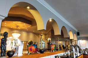 2 restaurantes: servem almoços e jantares