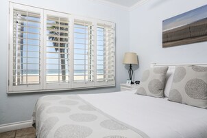 Quarto panorâmico, 1 cama Queen, para não fumantes, vista para o oceano | Cofres nos quartos, escrivaninha, cortinas blackout