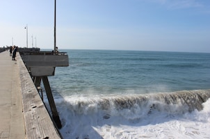 Na praia, praia de areia branca, espreguiçadeiras, guarda-sóis de praia