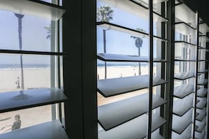 Quarto panorâmico, 1 cama Queen, para não fumantes, vista para o oceano | Cofres nos quartos, escrivaninha, cortinas blackout