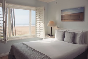 Quarto panorâmico, 1 cama Queen, para não fumantes, vista para o oceano | Cofres nos quartos, escrivaninha, cortinas blackout