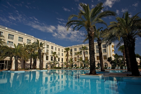 Piscina interna, piscina externa, guarda-sóis, espreguiçadeiras
