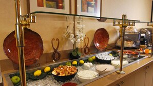 Buffet com diversos pratos e acompanhamentos.