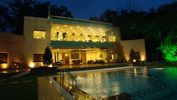 Piscina exterior, guarda-sóis, espreguiçadeiras