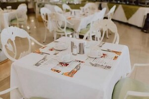 Pequenos-almoços, almoços, jantares servidos, cozinha internacional 