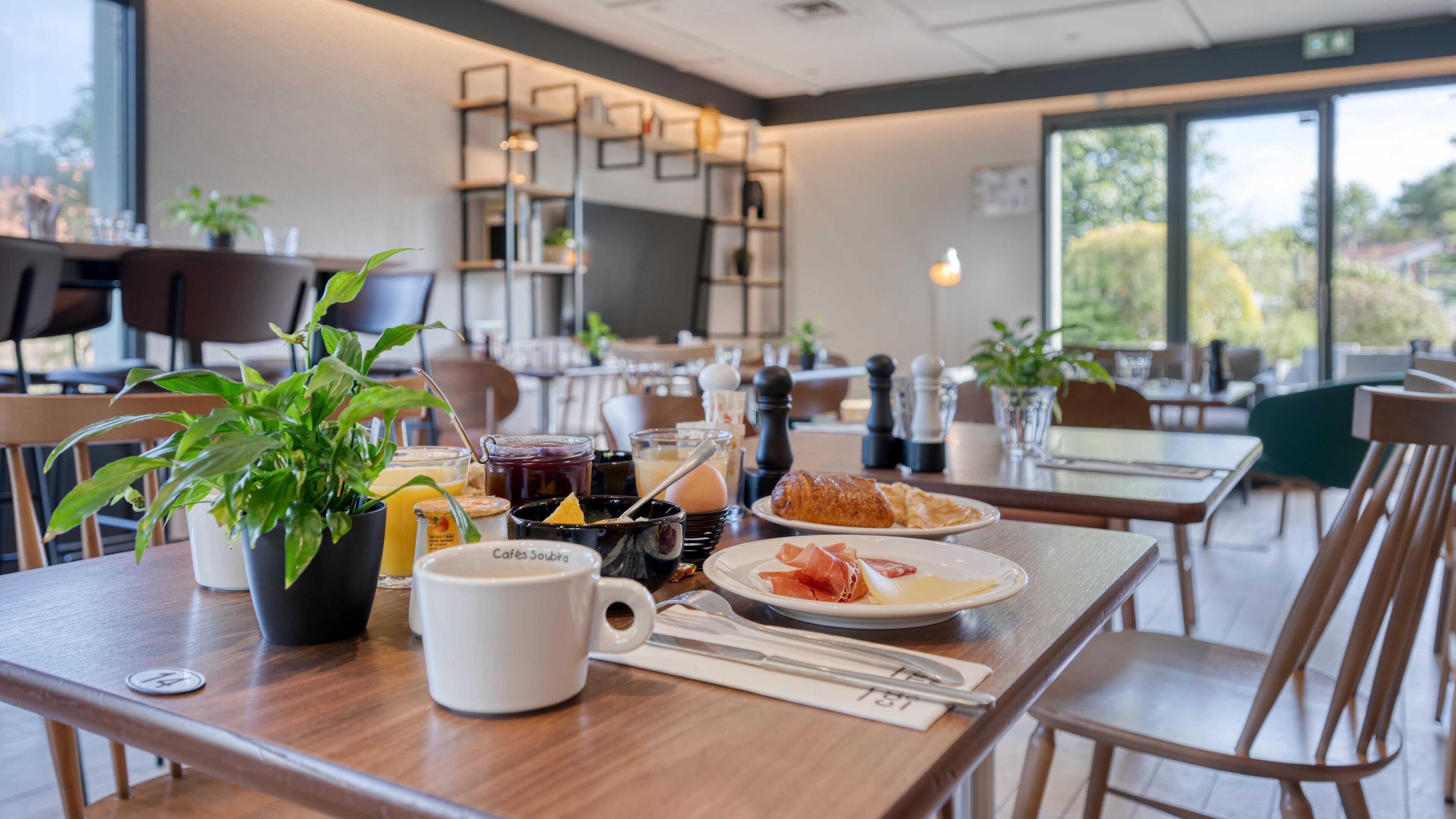 Café da manhã com buffet diário (EUR 13.9 por pessoa) 