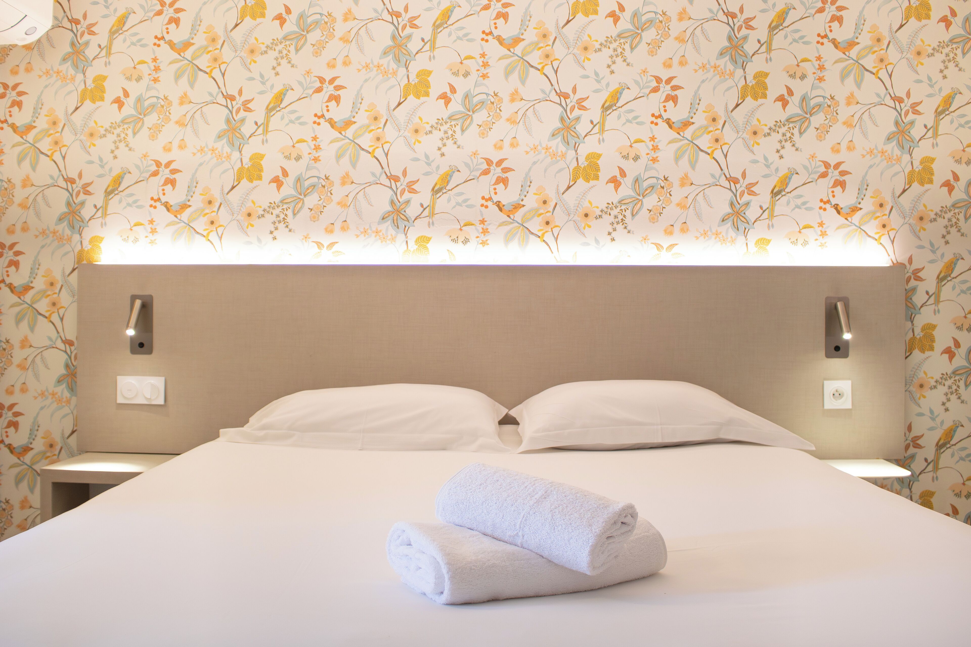 Com decoração personalizada, com mobília individualizada, secretária 