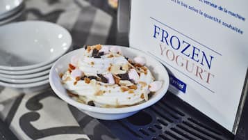 Uma tigela de iogurte gelado coberta com diversos ingredientes.