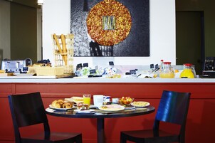 Pequenos-almoços, almoços, jantares servidos, cozinha francesa