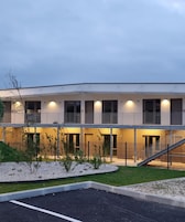 Roupas de cama premium, escrivaninha, cortinas blackout