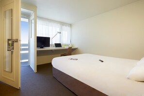 Quarto Standard, 1 cama de casal | Roupa de alta qualidade, secretária, cortinas/cortinados opacos